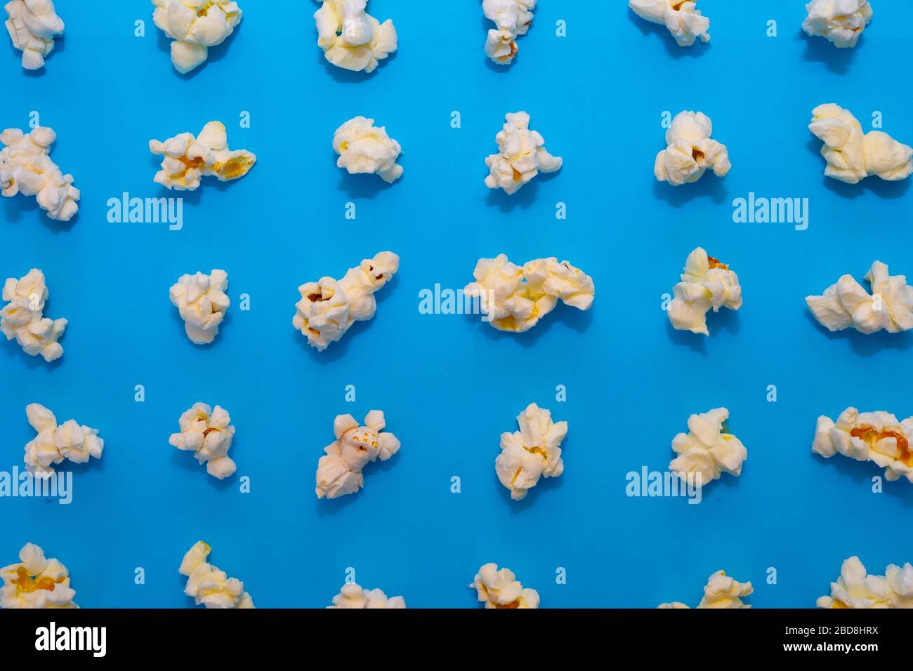 Popcorn in line on a red background. Popcorn concept Stock Photo - Alamy