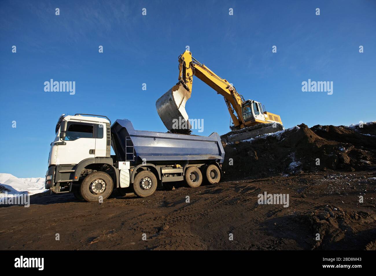 earth mover filling dump truck Stock Photo - Alamy