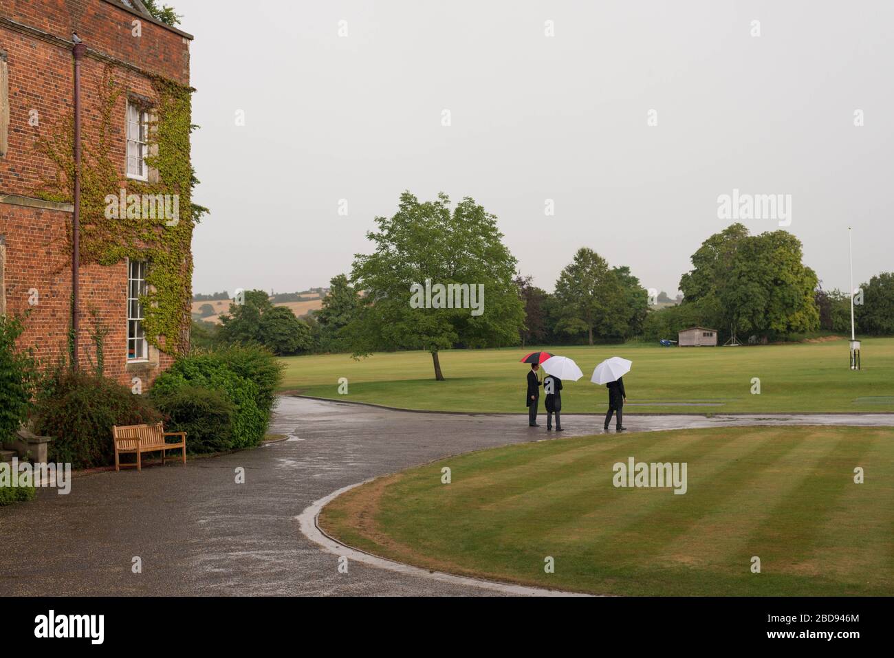 Waiting for the bride hi-res stock photography and images - Alamy