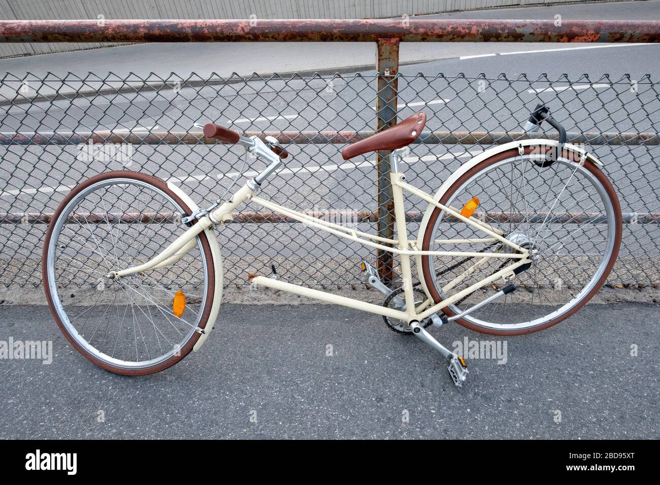 Broken bicycle abandoned bike hi-res stock photography and images - Alamy