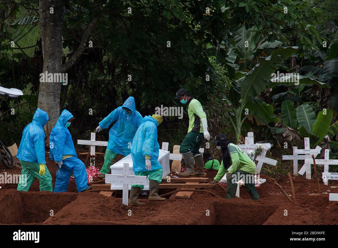 Cemetery workers burying a victim from the COVID-19 coronavirus ...