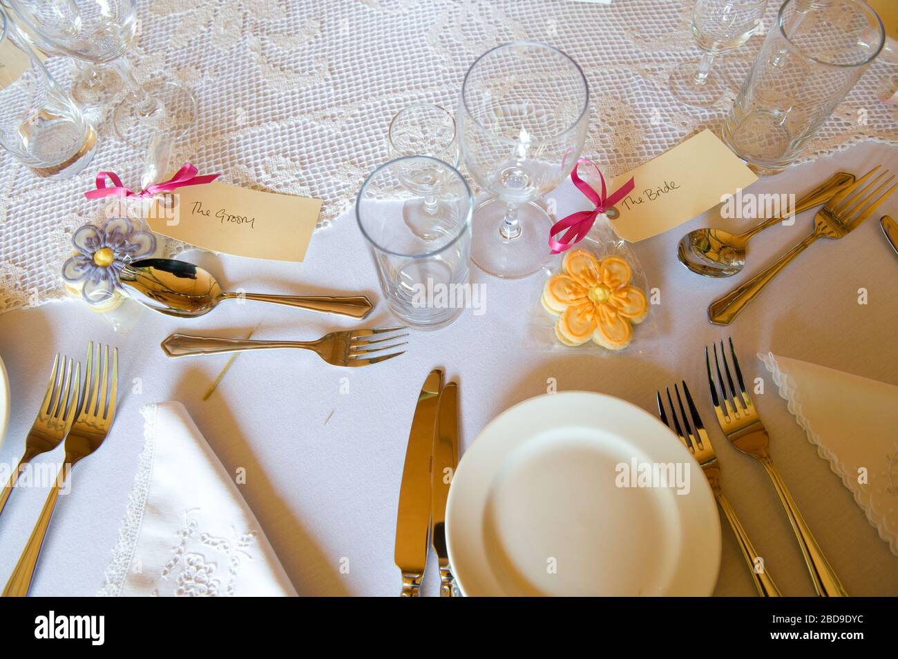 Wedding table name tags for the bride and groom Stock Photo - Alamy