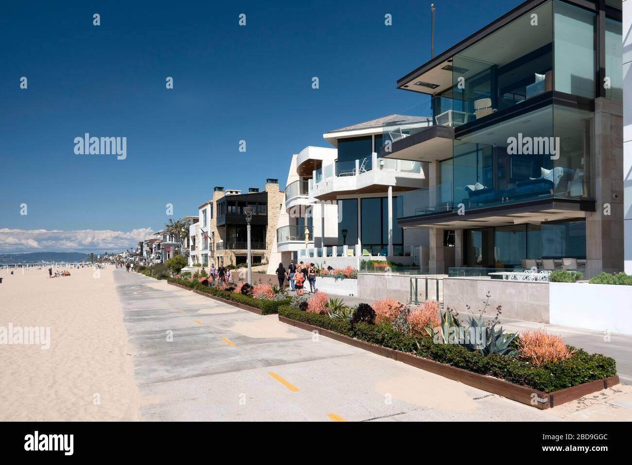 Summer view of the promenade boardwalk in Manhattan Beach, California ...