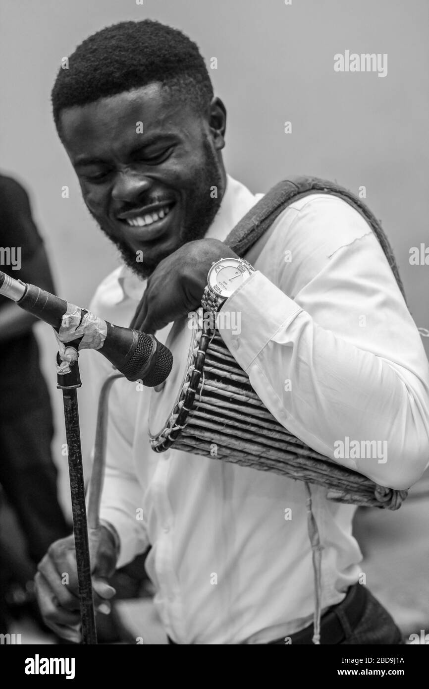 Talking drum player hi-res stock photography and images - Alamy