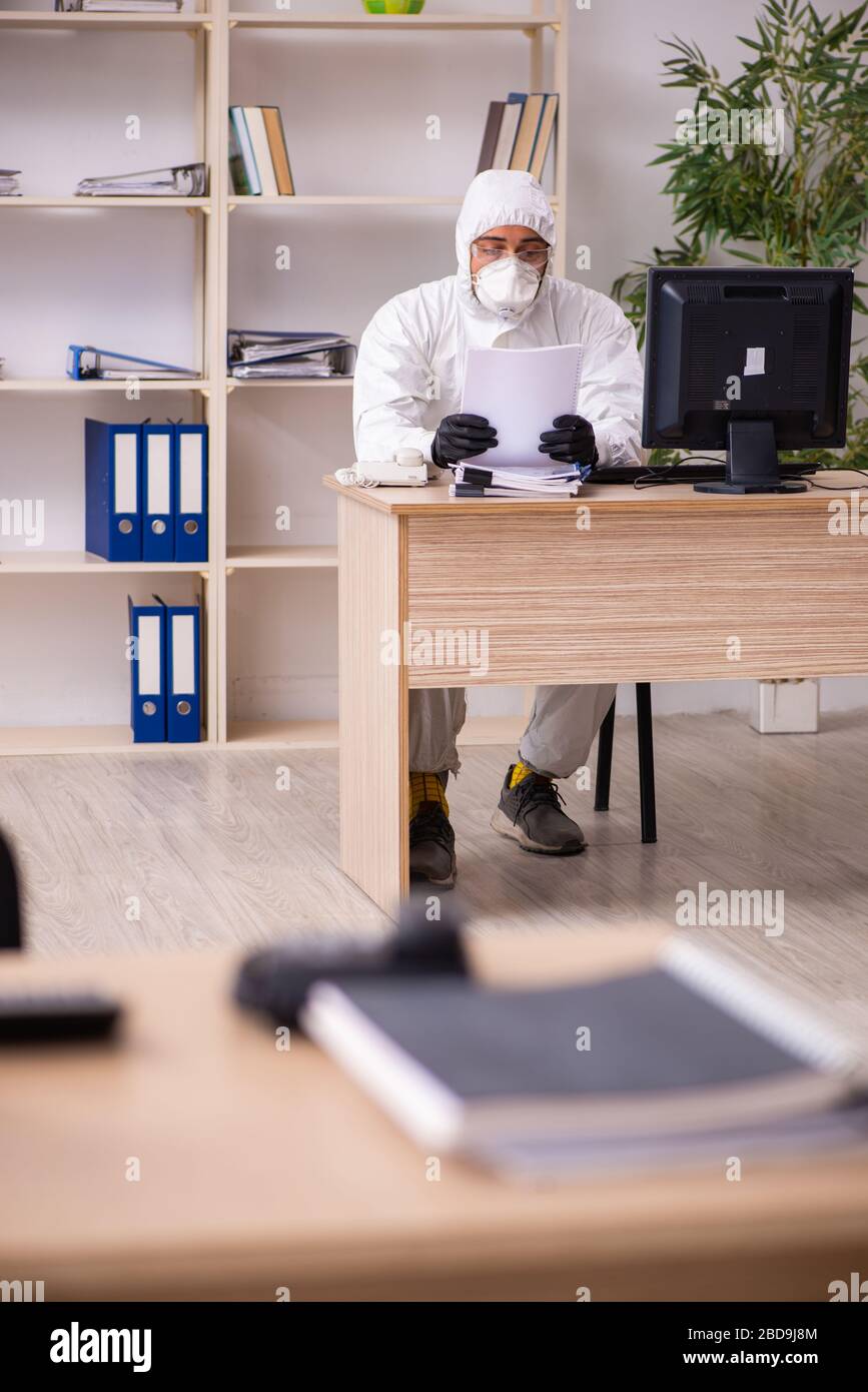 Office worker working in the quarantine self-isolation Stock Photo - Alamy