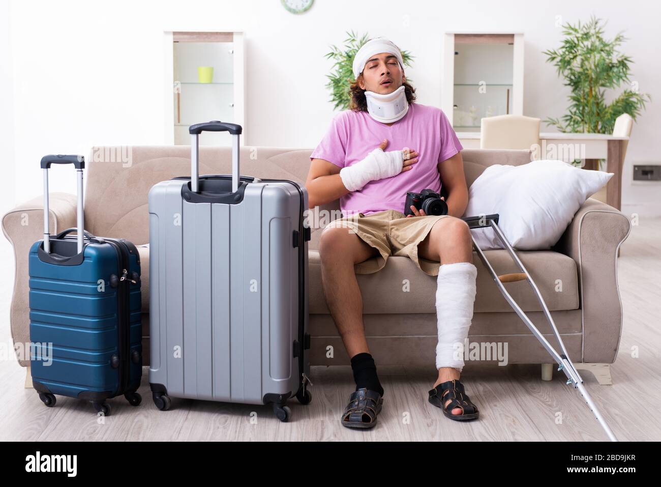 The young injured man preparing for the trip Stock Photo - Alamy