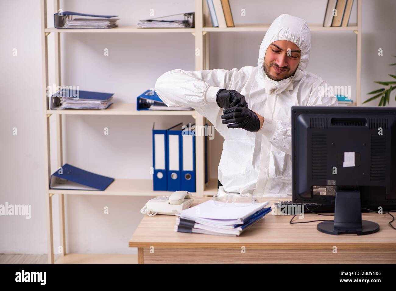 Office worker working in the quarantine self-isolation Stock Photo - Alamy
