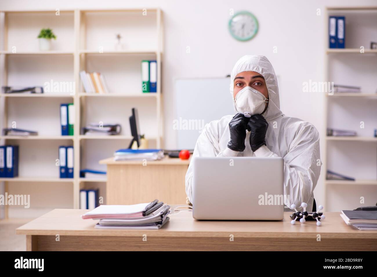 Office worker working in the quarantine self-isolation Stock Photo - Alamy