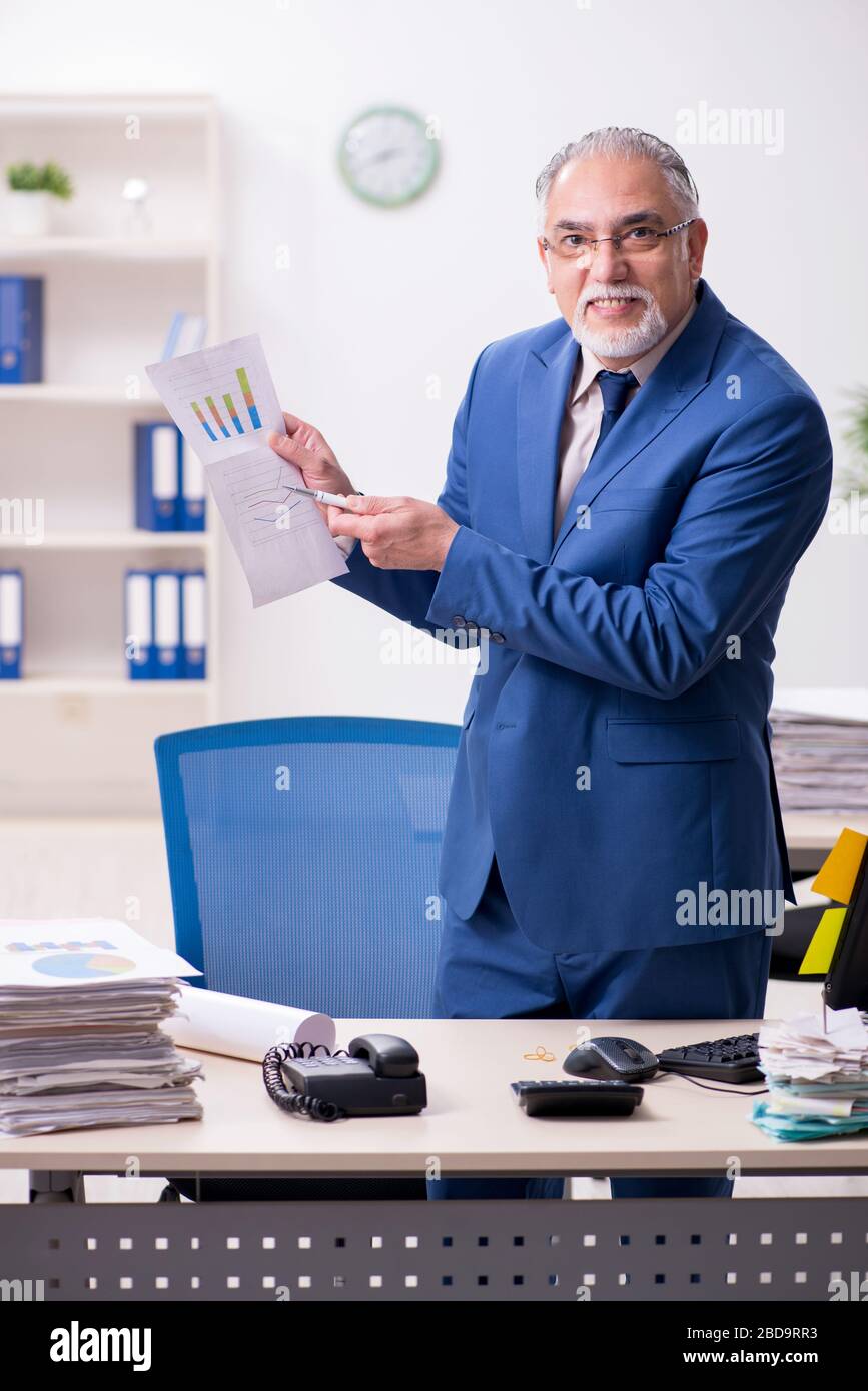 Old sales analyst working in the office Stock Photo - Alamy