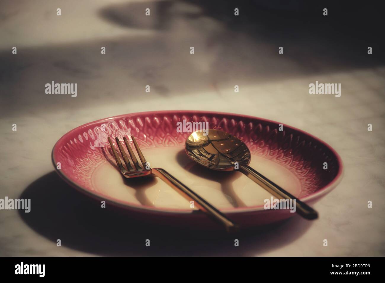 Empty plates hi-res stock photography and images - Alamy