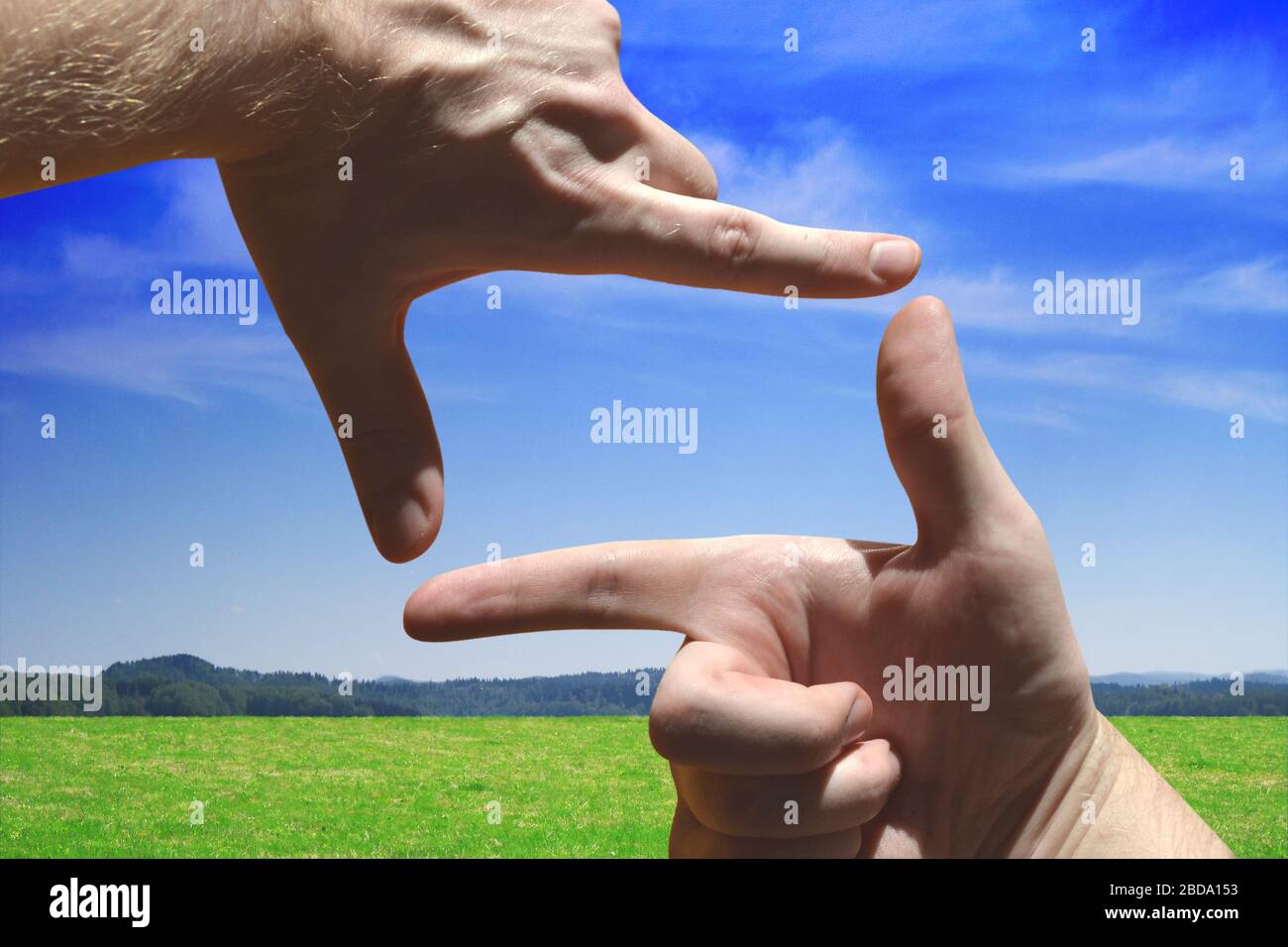 Hands framing landscape hi-res stock photography and images - Alamy