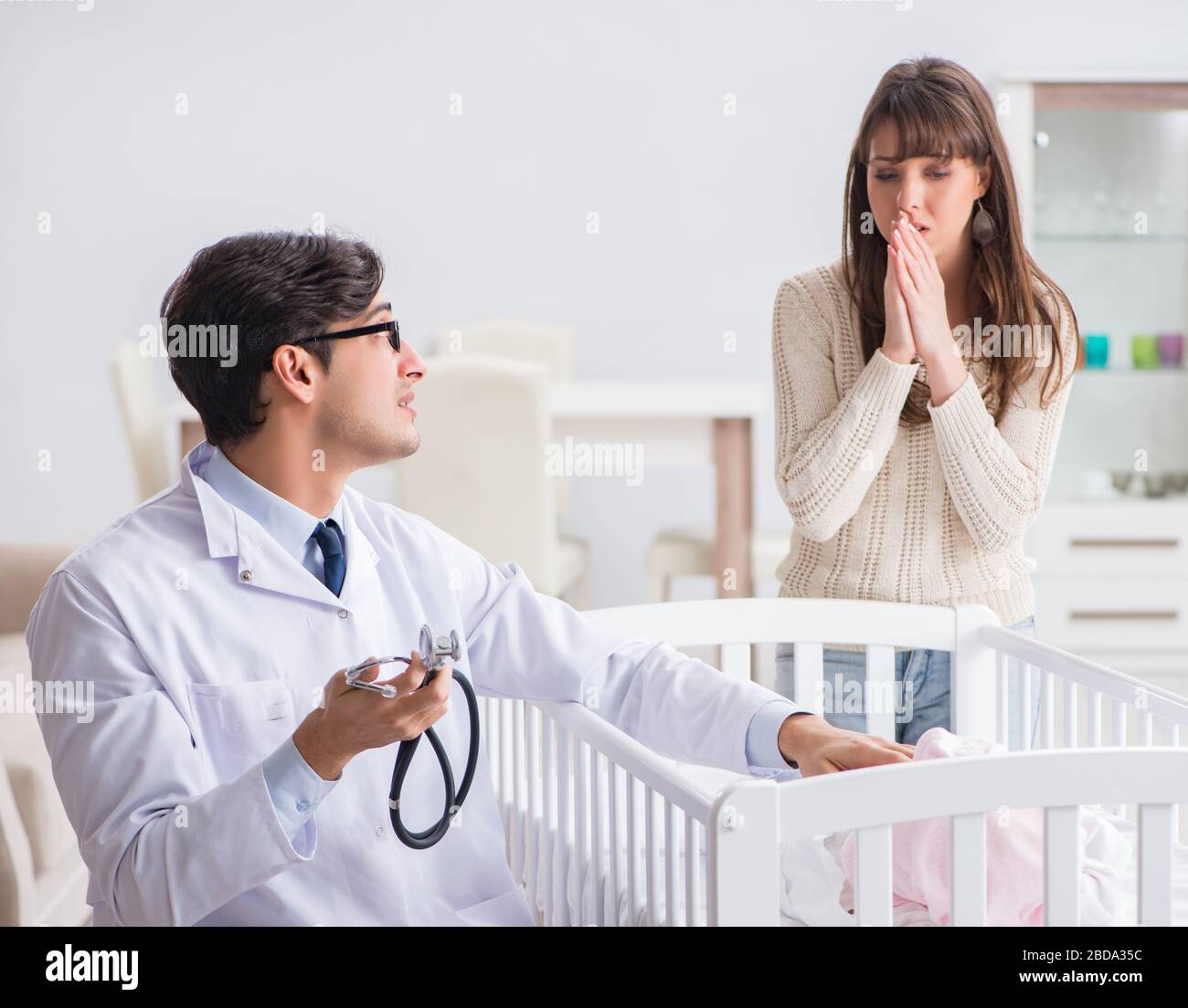 Doctor explaining to young mother Stock Photo - Alamy
