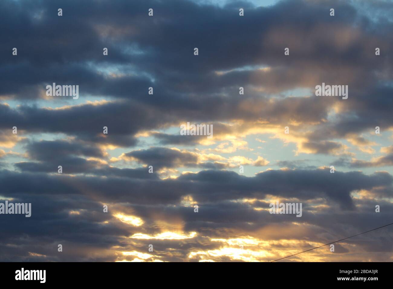 Sunset through cloudscape hi-res stock photography and images - Alamy