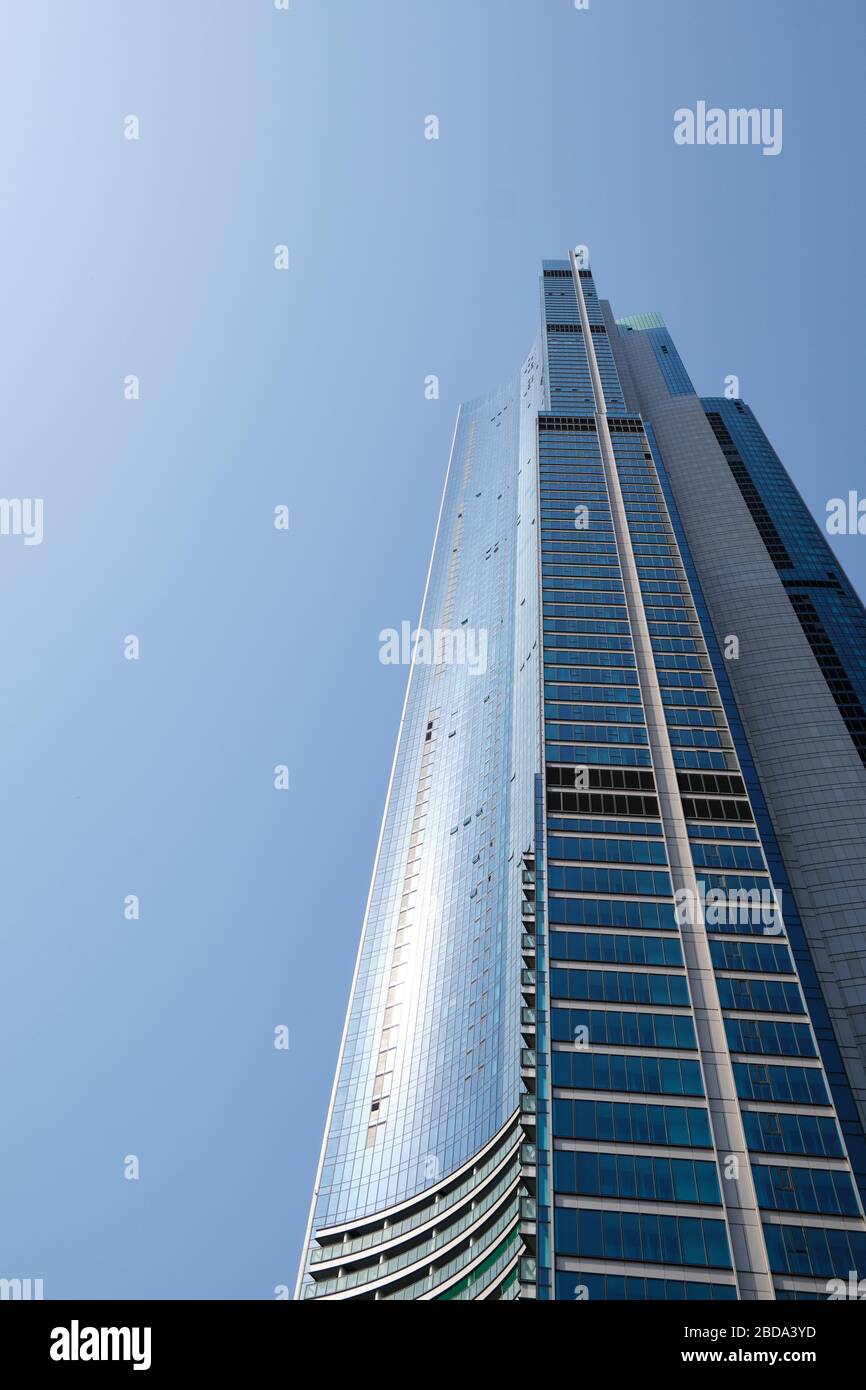 Skyscraper glass window close up hi-res stock photography and images ...