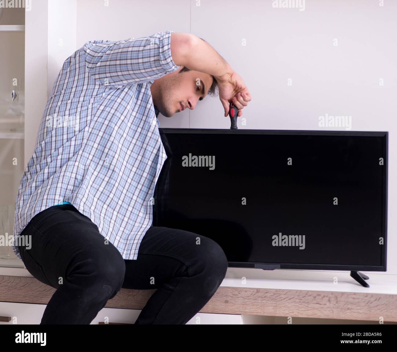 Fixing broken tv hi-res stock photography and images - Alamy