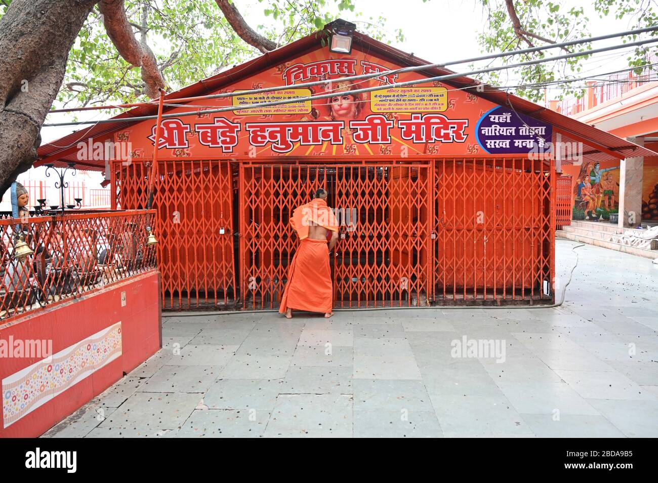 Prayagraj, Uttar Pradesh, India. 8th Apr, 2020. Prayagraj: A priest ...