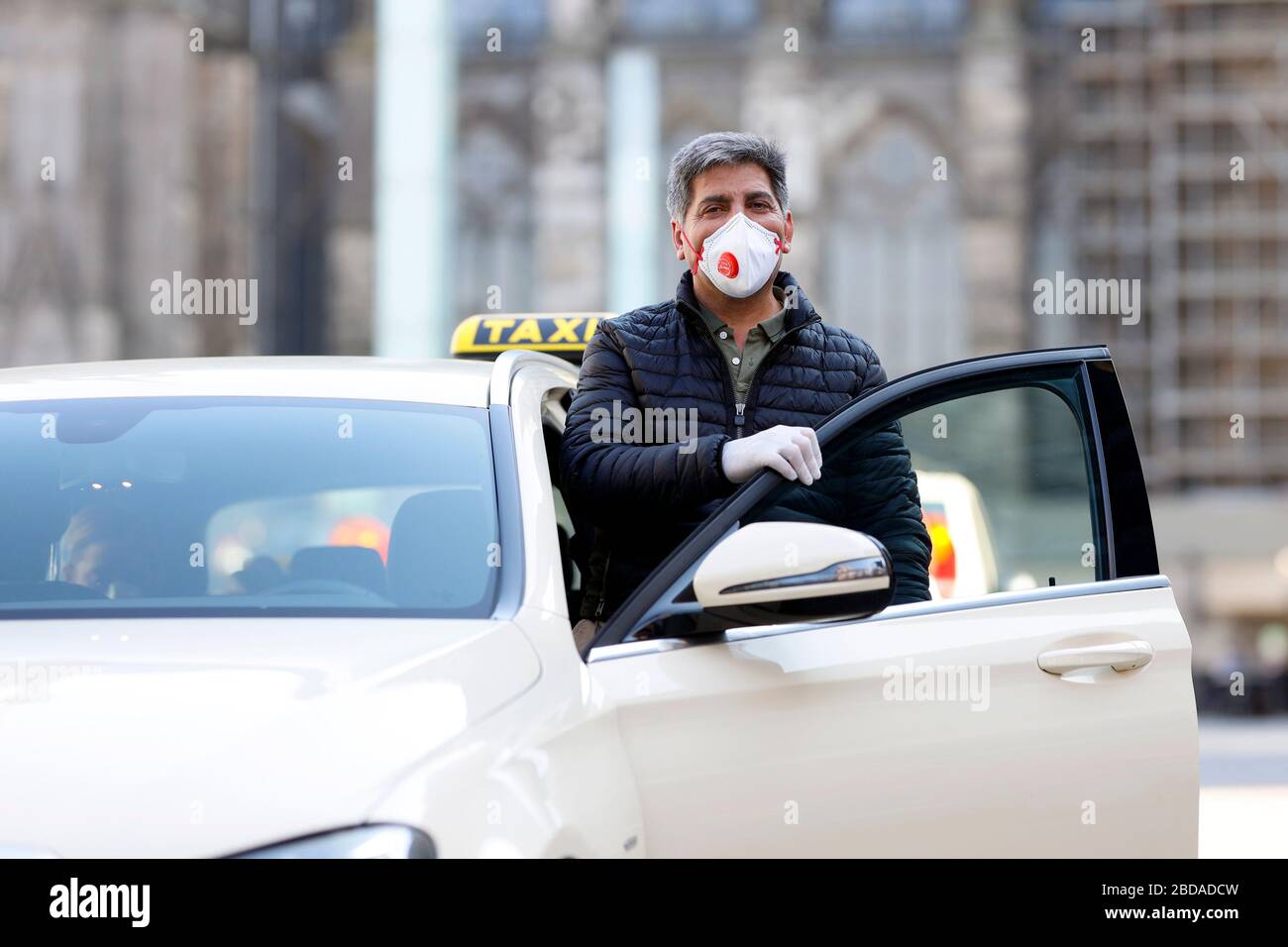 Cologne, Deutschland. 07th Apr, 2020. A taxi driver protects himself ...