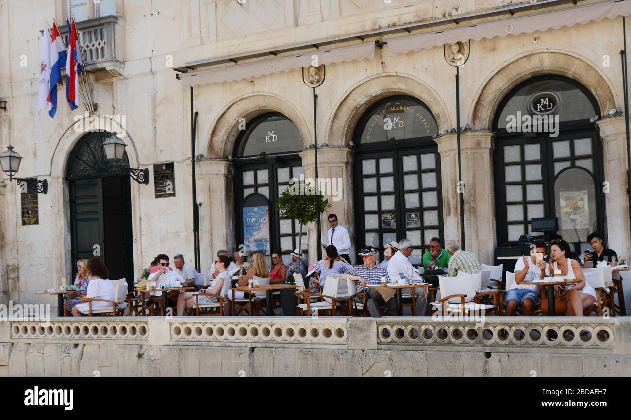 Gradska kavana Arsenal Restaurant in Dubrovnik's old town Stock Photo ...