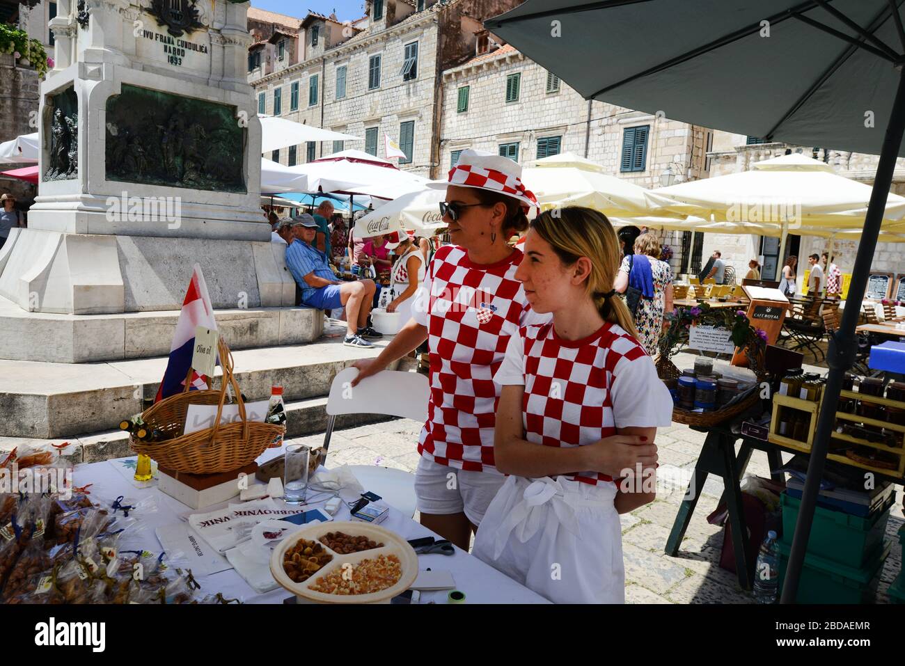 The vibrant old town market in Gundulic Square in Dubrovnik Stock Photo ...