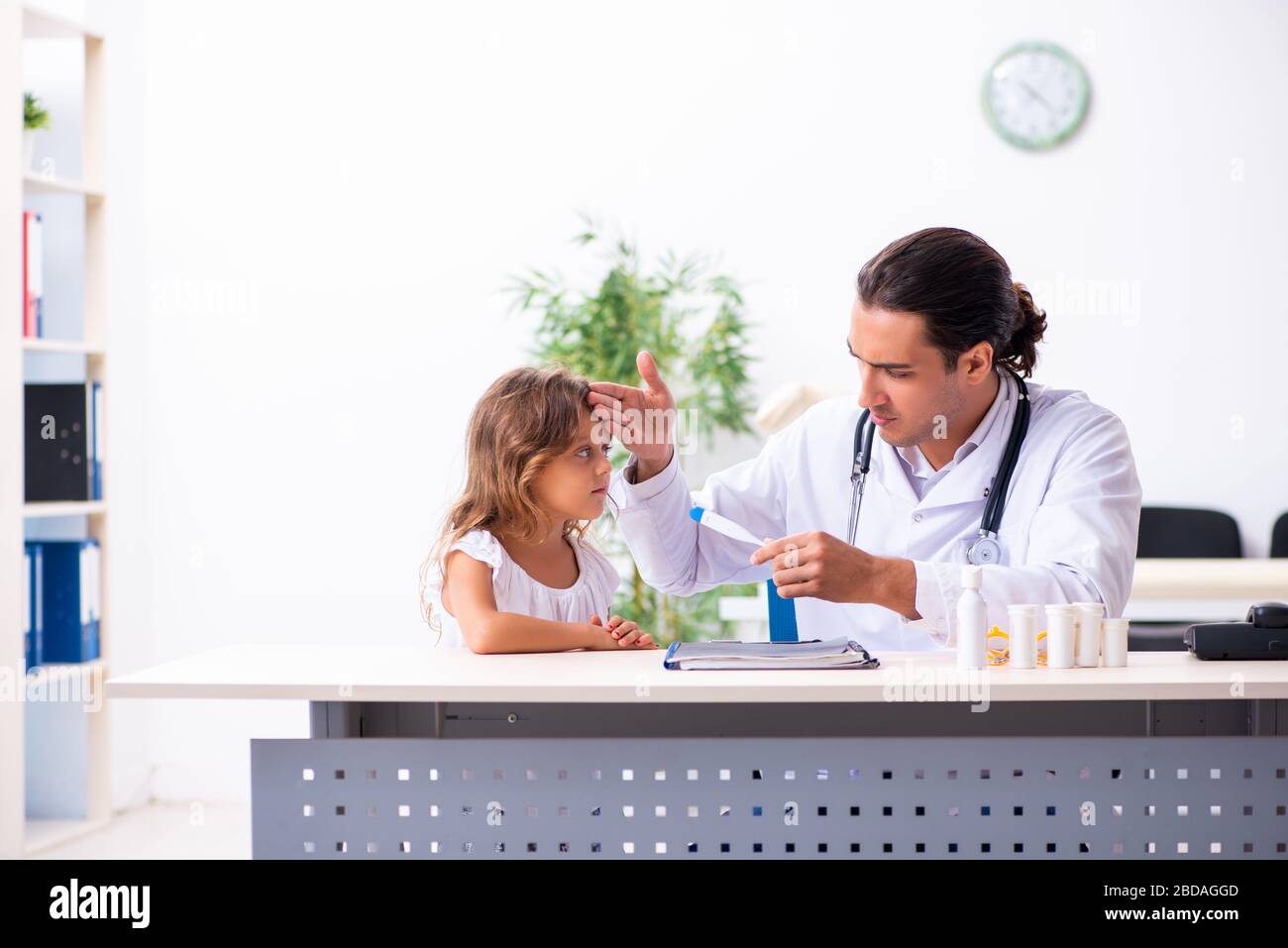 The young doctor pediatrician with small girl Stock Photo - Alamy