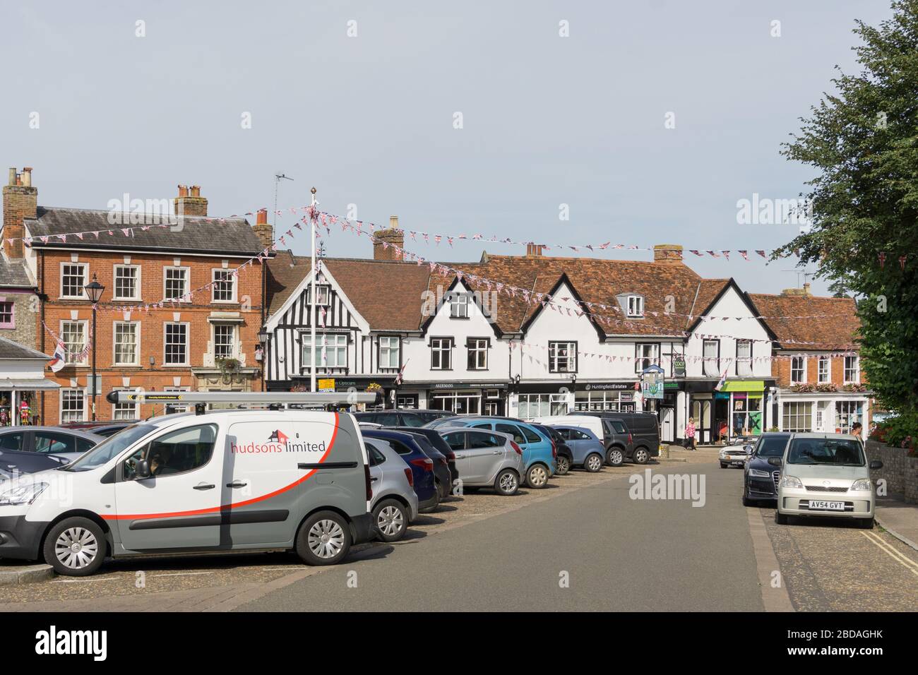 Street scene in Summer in the market town of Framlingham, Suffolk, UK ...