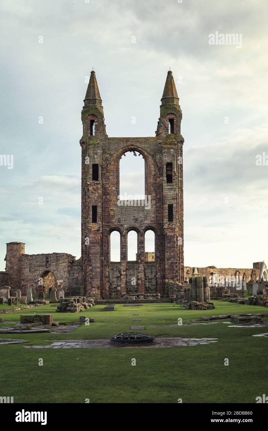 Ruined cathedral hi-res stock photography and images - Alamy