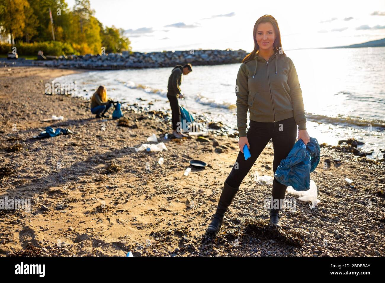 People beach cleaning hi-res stock photography and images - Alamy