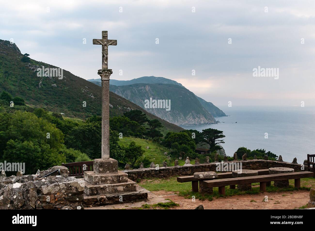 Bench next sea hi-res stock photography and images - Alamy
