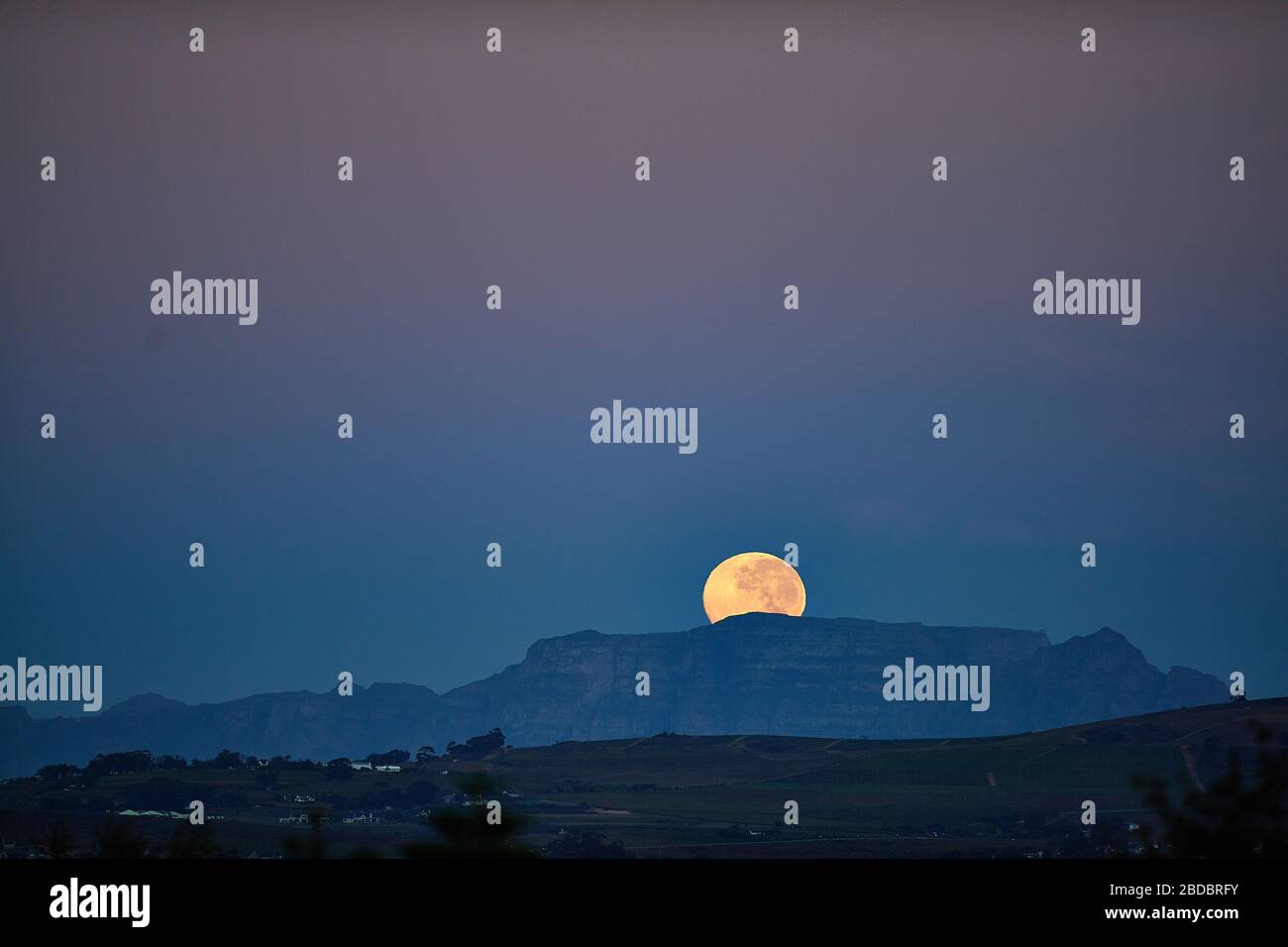 Super perigee moon hi-res stock photography and images - Alamy