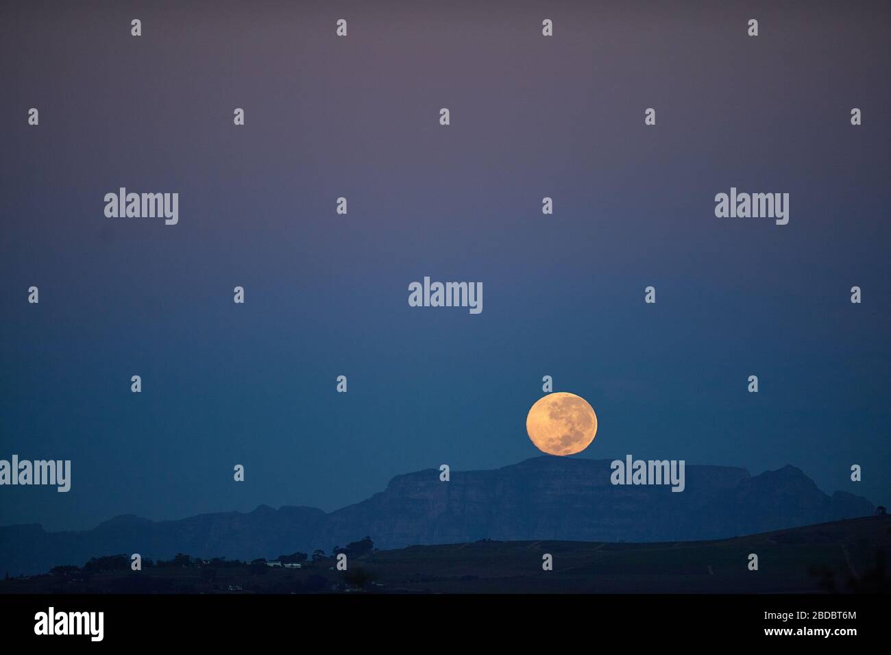 Super perigee moon hi-res stock photography and images - Alamy