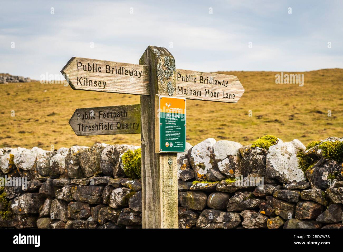 Mastiles lane green lane limestone hi-res stock photography and images ...