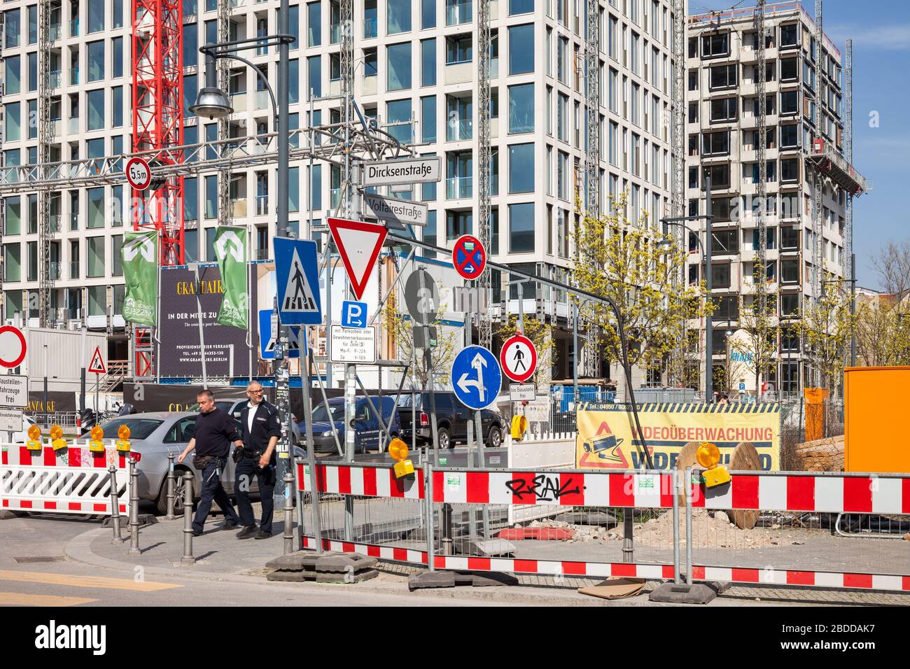 Confusing signs hi-res stock photography and images - Alamy