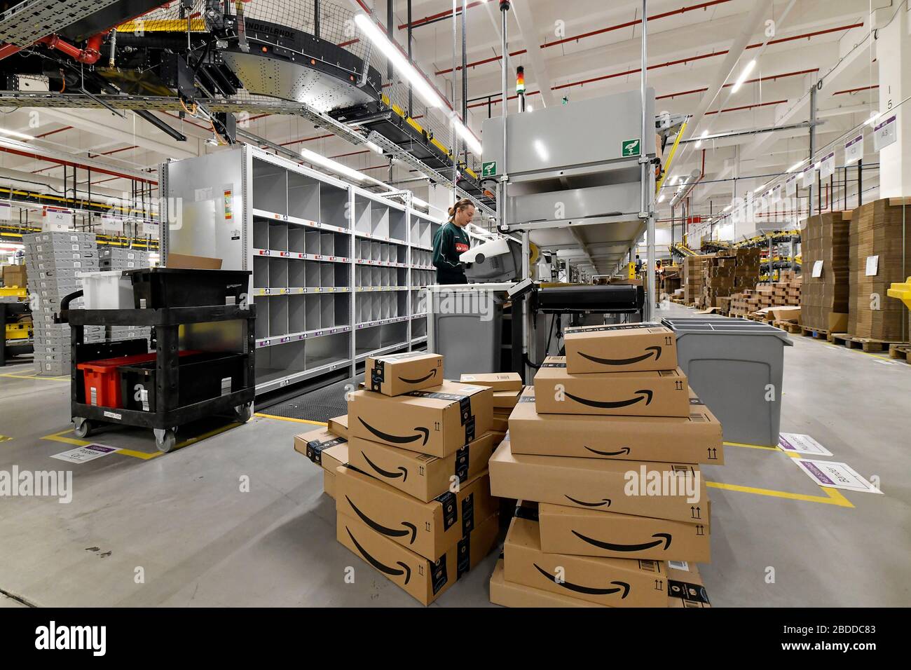 Amazon parcels warehouse hi-res stock photography and images - Alamy