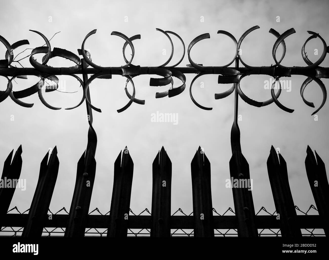 Wooden fence wire Black and White Stock Photos & Images - Alamy