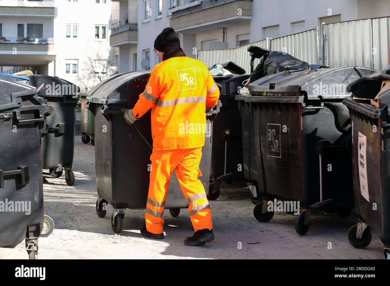 24.03.2020, Berlin, , Germany - BSR employee moves a full residual ...