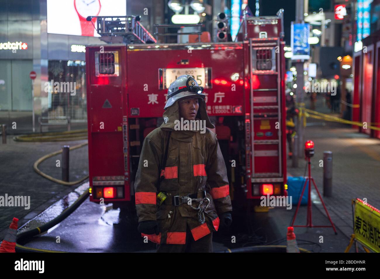 31.12.2017, Tokio, Kanto, Japan - A fireman in protective gear is ...