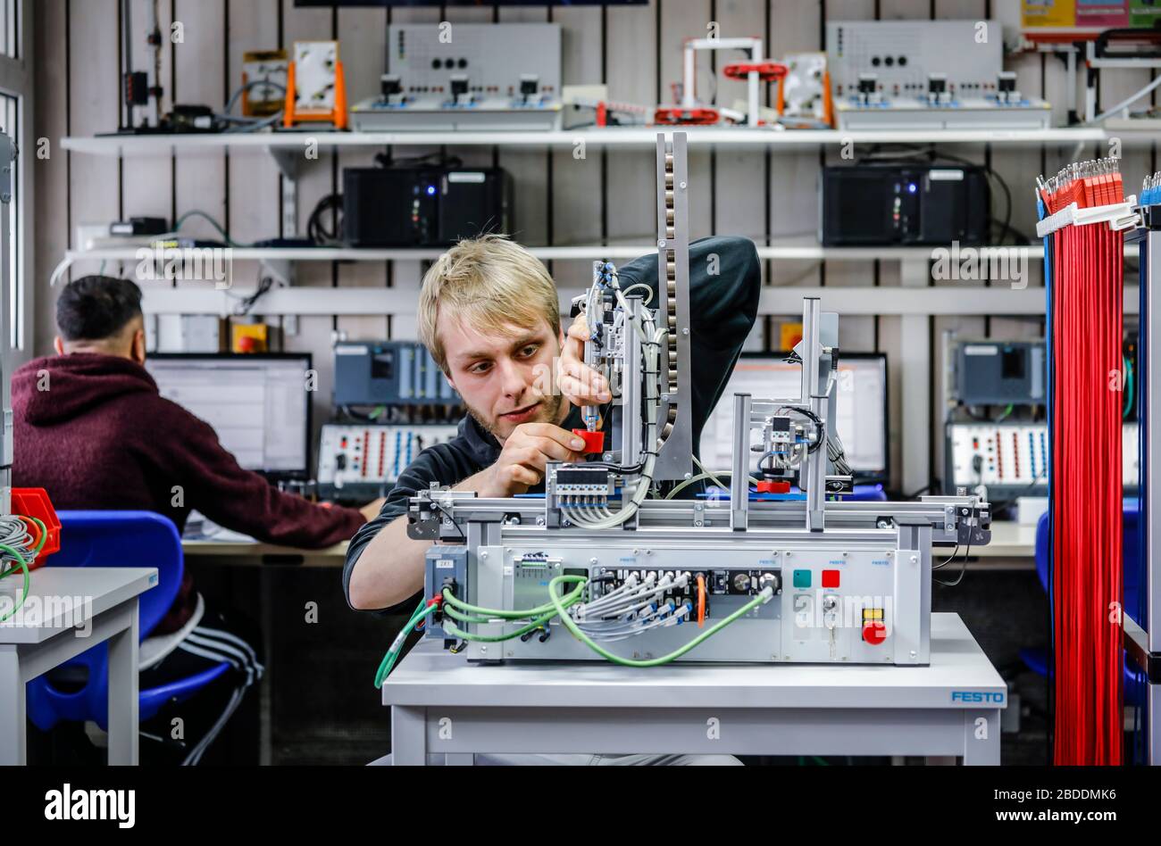 Industrial mechanic hi-res stock photography and images - Alamy