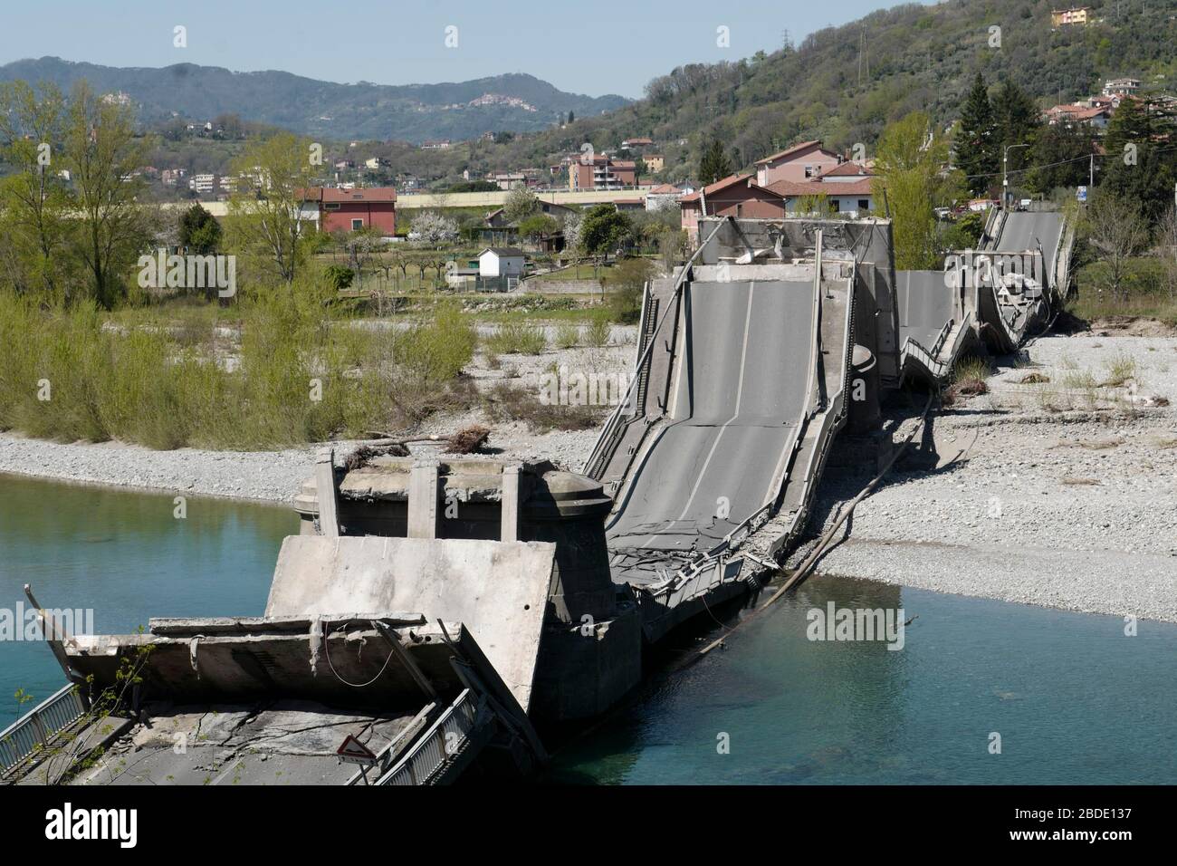 Santo Stefano Magra, Italy. 08th Apr, 2020. The bridge over the lean ...