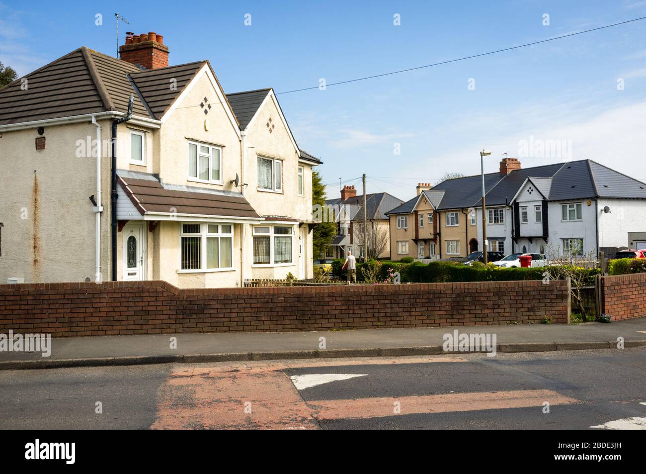 Suburban house in nice residential hi-res stock photography and images ...