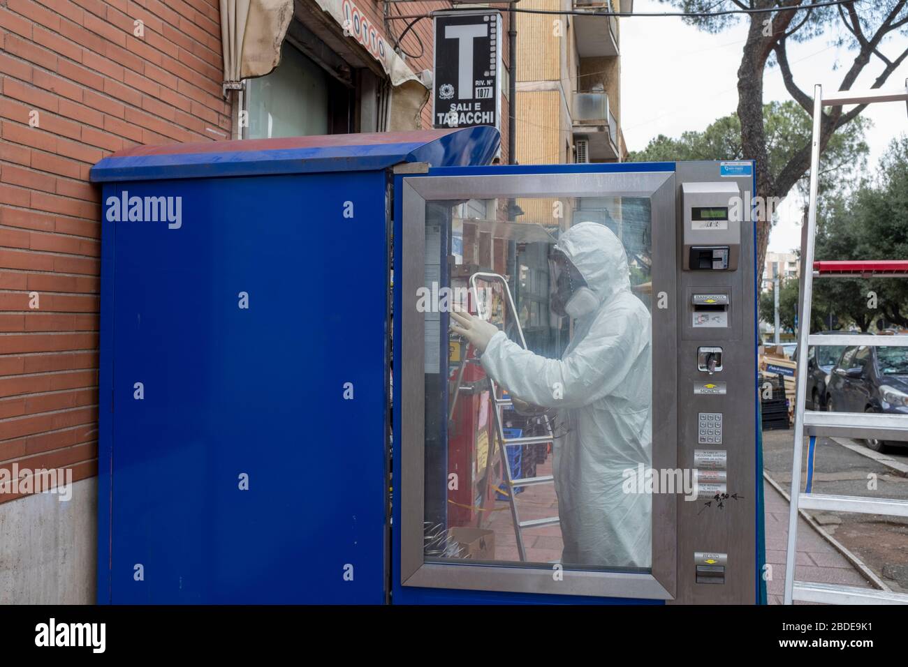 Vending machine man suit hi-res stock photography and images - Alamy