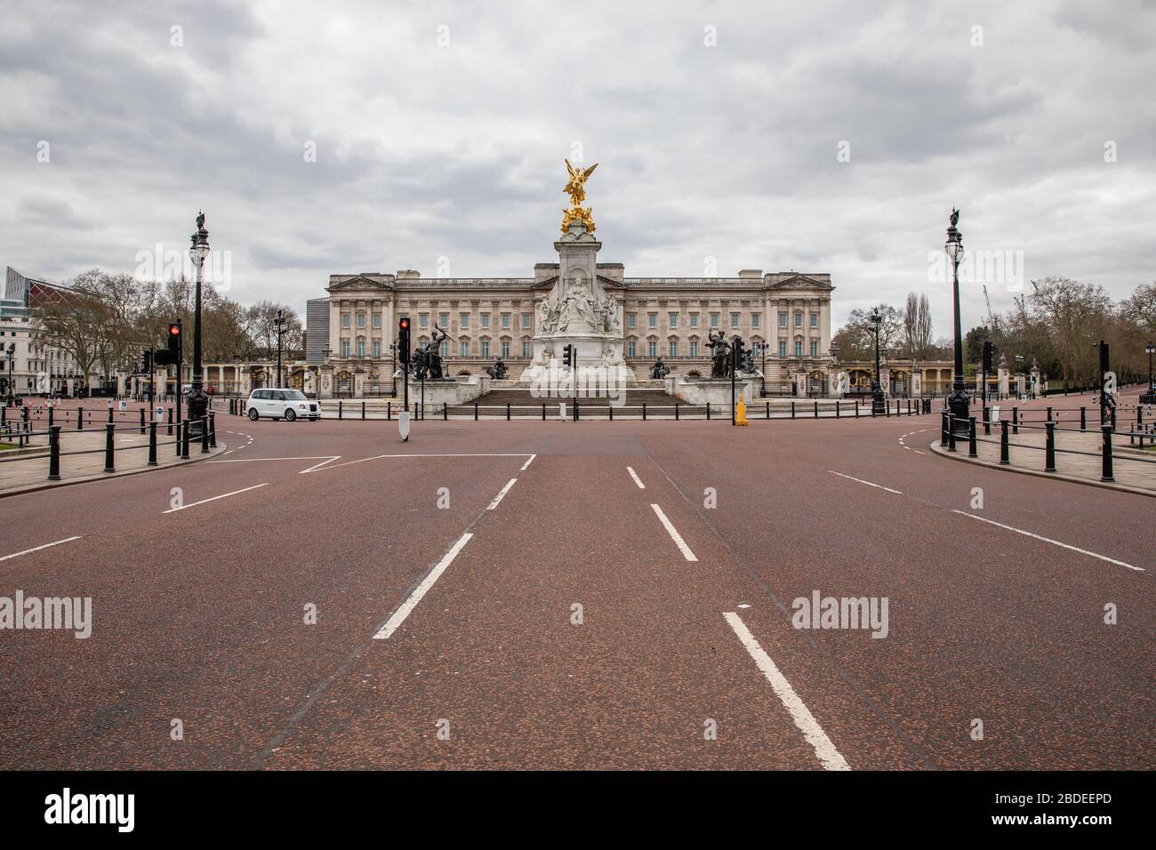 Empty streets during Lockdown around Buckingham Palace Central London ...