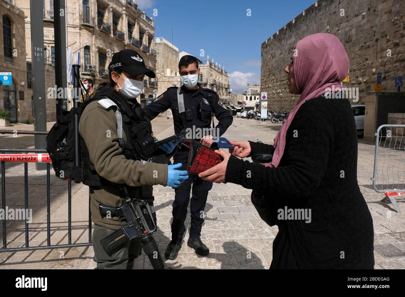 Police questioning woman hi-res stock photography and images - Alamy