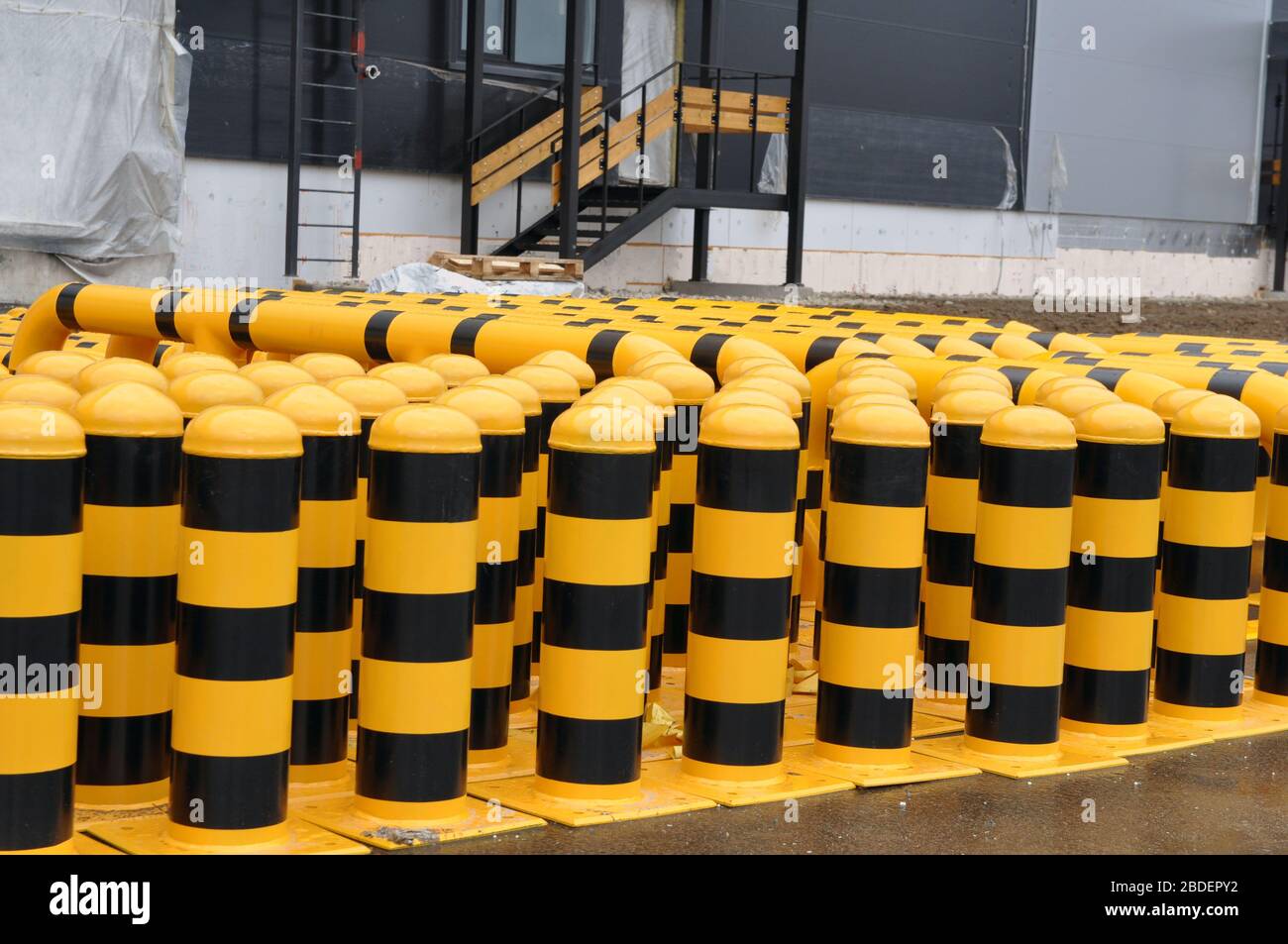 Black and yellow poles hi-res stock photography and images - Alamy