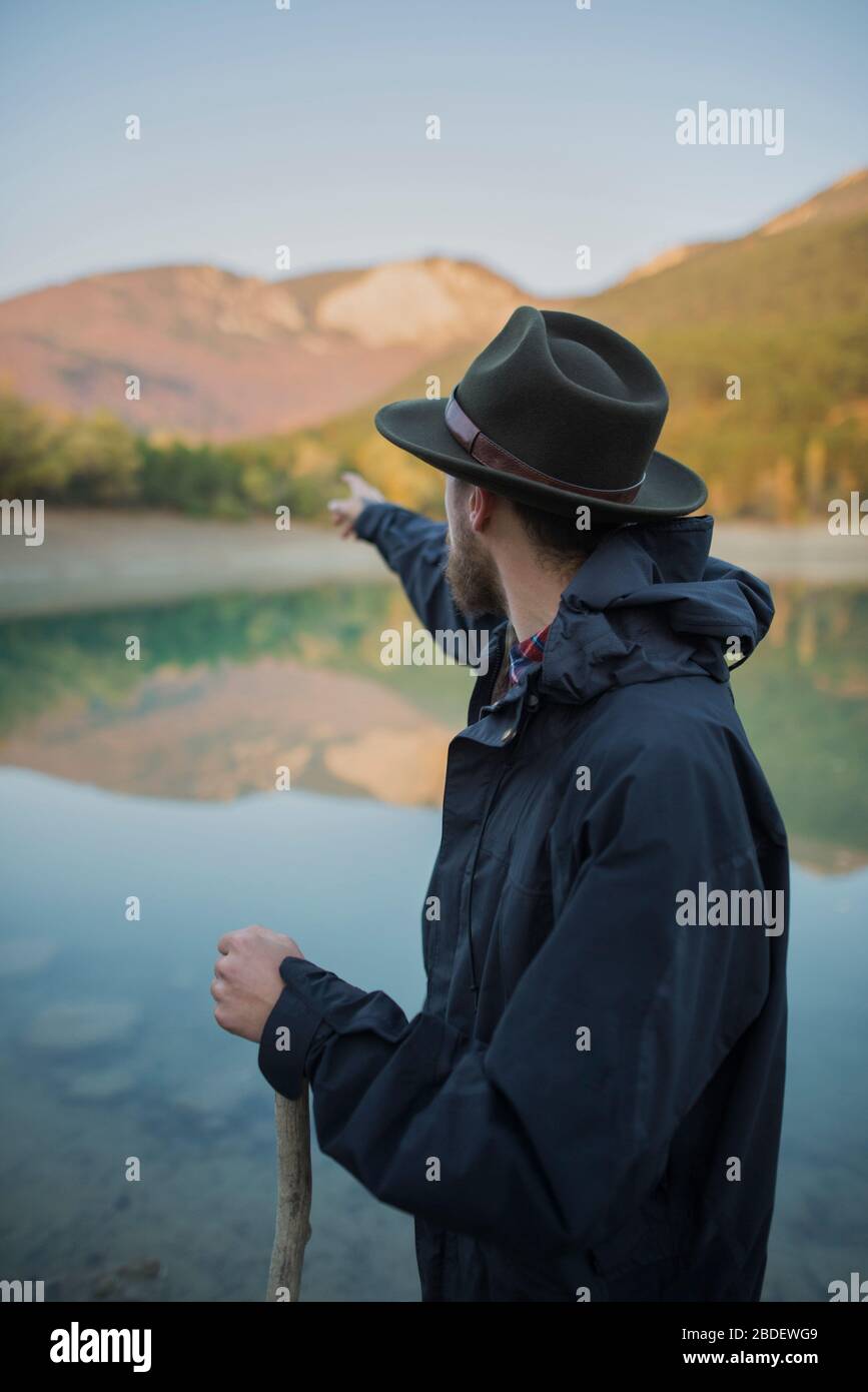 Italy, Man pointing towards mountains Stock Photo - Alamy Italy, Man pointing towards mountains Stock Photo - Alamy