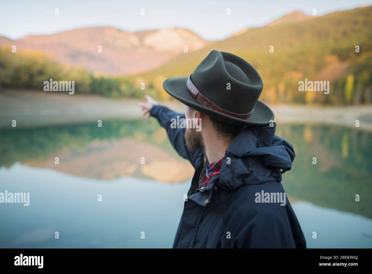 Italy, Man pointing towards mountains Stock Photo - Alamy Italy, Man pointing towards mountains Stock Photo - Alamy