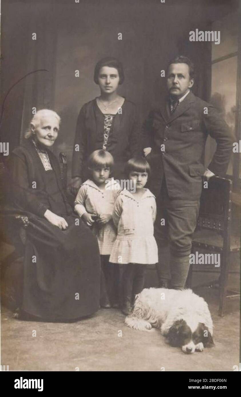 Family 1930s hi-res stock photography and images - Alamy