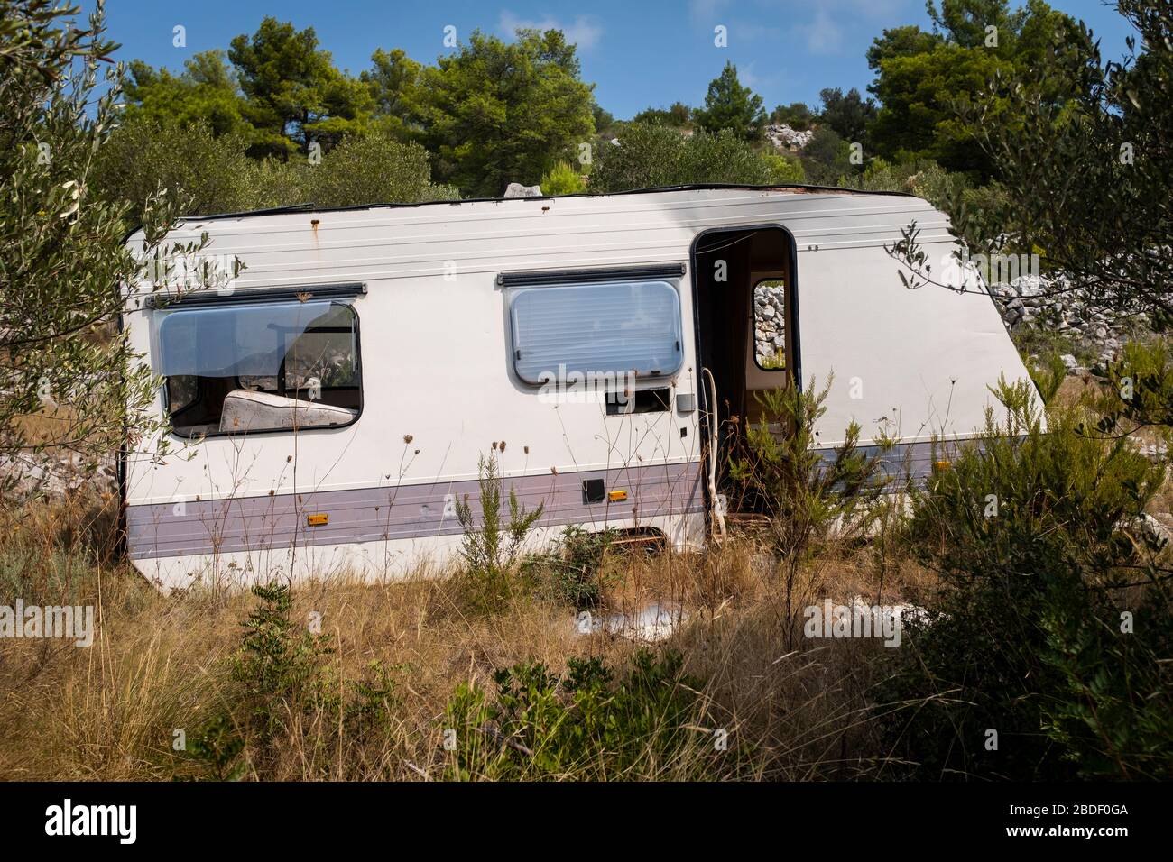 an abandoned caravan Stock Photo - Alamy