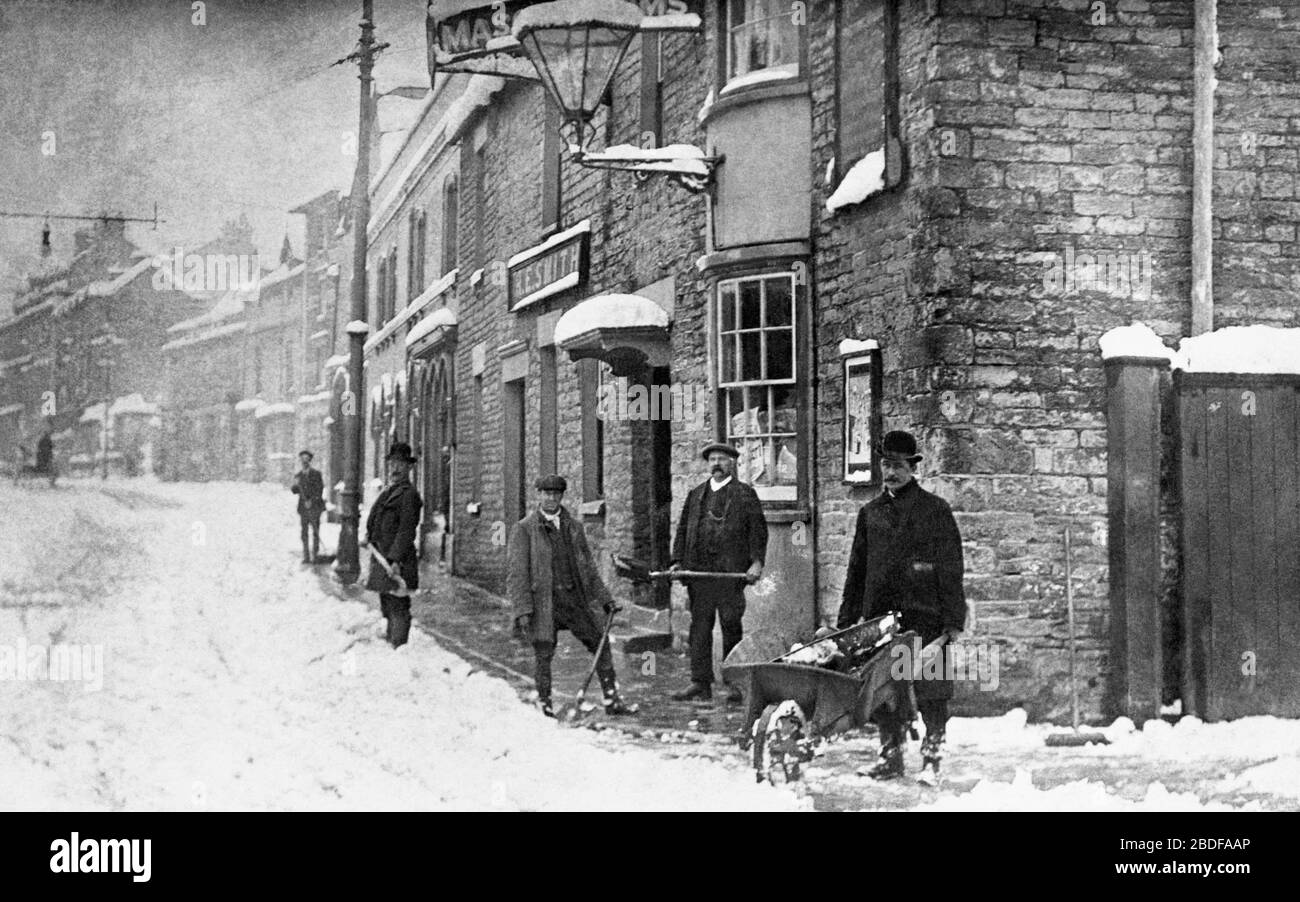 Swindon, Clearing Snow in High Street 1915 Stock Photo - Alamy
