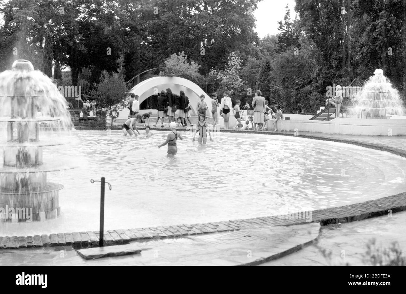 Wokingham, Martin's Swimming Pool c1955 Stock Photo - Alamy