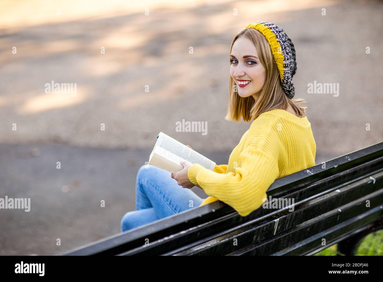 Over the shoulder reading a book hi-res stock photography and images ...